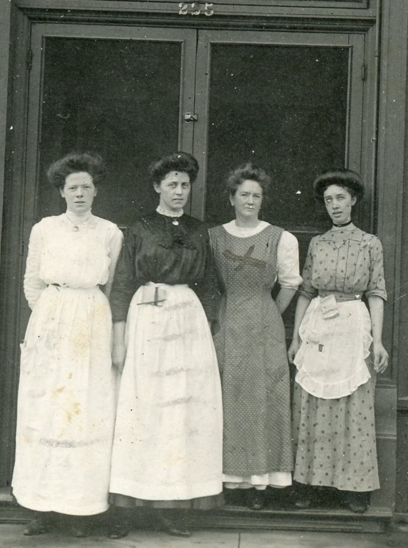 Millie at the Juneau Restaurant in Milwaukee (1911) – Tokens of ...